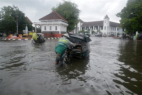 Banjir Genangi Kawasan Titik Nol Kota Semarang