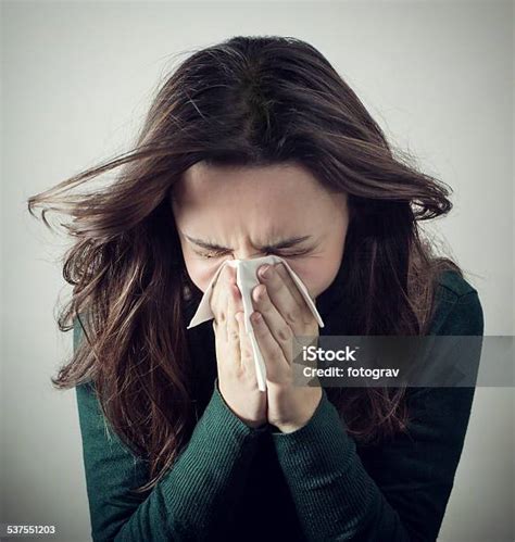 젊은 여자 불기 자신의 코 종이 조직 2015년에 대한 스톡 사진 및 기타 이미지 2015년 갈색 겨울 Istock