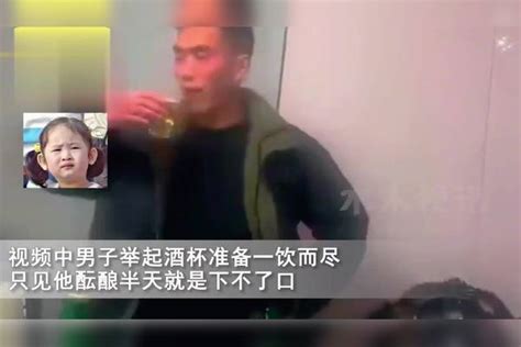 男子举起酒杯准备痛饮，随后酝酿半天手却没拿稳，网友直呼学到了