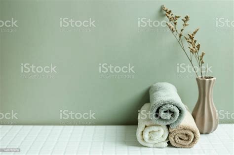 흰색 테이블에 욕실 수건과 마른 꽃 카키 녹색 벽 배경 스킨케어와 스파 컨셉 스파 온천에 대한 스톡 사진 및 기타 이미지