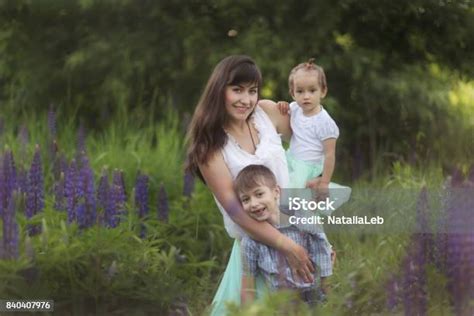 Ibu Muda Yang Cantik Dengan Putra Dan Putrinya Foto Stok Unduh Gambar