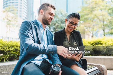 마시는 커피와 스마트 전화를 사용 하 여 휴식 시간에 두 사업 말하기에 대한 스톡 사진 및 기타 이미지 말하기 사람들 전화 사용 Istock