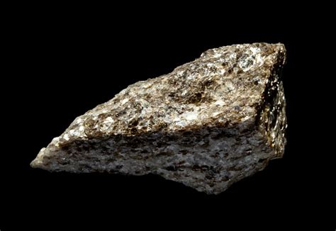 검은 색 배경에 고립 된 바위에 빛나는 Muscovite Mica 미네랄 블로치 지질학 광물학 잡지 또는 웹 사이트 돌 컬렉션 카탈로그 0명에 대한 스톡 사진 및 기타