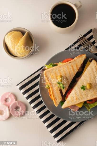 홈메이드 샌드위치 햄 치즈 신선한 야채와 함께 구운 더블 파니니 직장 이나 점심 식사에 간식 밝은 배경입니다 건강한 생활방식에