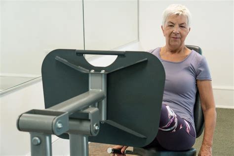 Premium Photo Senior Woman Exercising At Gym