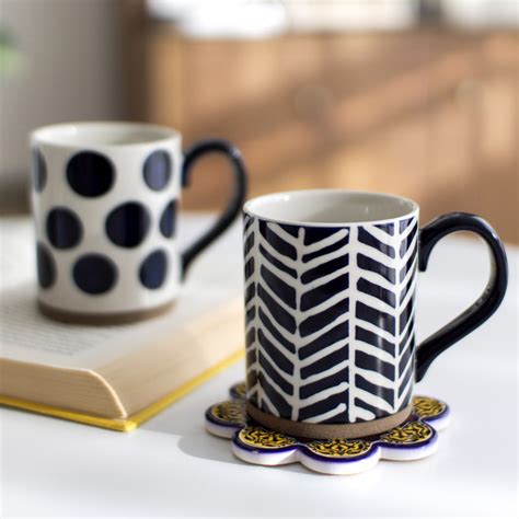 핸드페인팅 도트 헤링본 도자기 머그 340ml 2종 Urthome 로뎀나무아래서b2b 남대문로뎀 인테리어소품공장 인테리어용품도매 디자인소품도매 소품도매샵 고급소품 수입