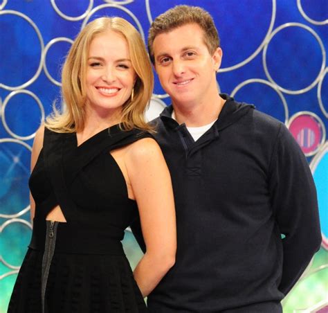 Angélica e Luciano Huck compartilham cliques da festa junina da filha