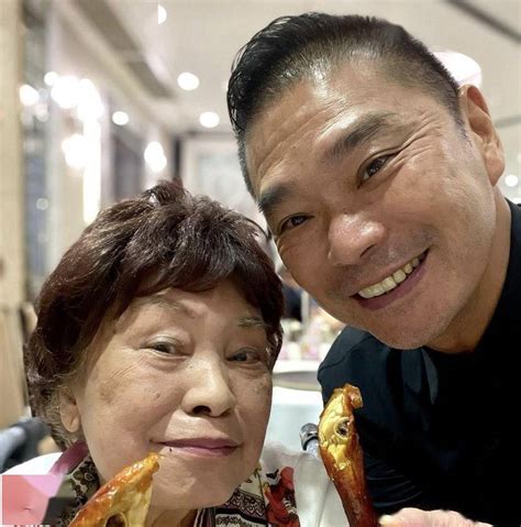 香港著名主持人晒照为同性伴侣高调庆生，结婚近三年感情稳定邓达智