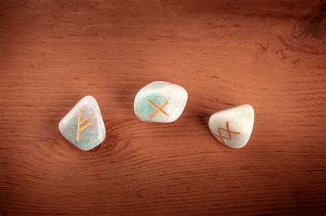Futhark 알파벳 기호 돌에서에서 북유럽 룬 위 카와 다른 마술에 사용 하 고 점에 대 한 장소 어두운 소박한 배경 위에서