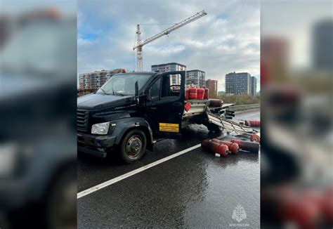 Газовые баллоны взорвались в грузовике столкнувшемся с легковушкой в