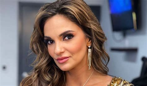 Mariana Seoane In Bathing Suit Says Kisses — Celebwell