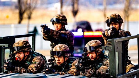 突击营救：武警山西总队机动支队开展反劫机演练侦察训练场实战