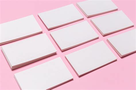 분홍색 배경에 빈 흰색 비즈니스 카드입니다 브랜딩 Id에 대 한 모의 광고입니다 그래픽 디자이너 포트폴리오에 대 한 템플릿입니다