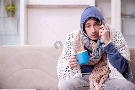 在家受苦的年轻人高清图片下载 正版图片506679813 摄图网
