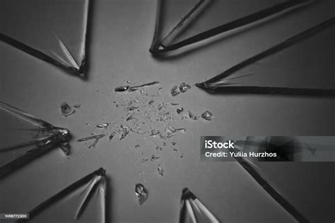 깨진 유리 더미는 흰색의 금이 간 창 효과에 격리된 질감과 배경 조각입니다 비상 상황 기술에 대한 스톡 사진 및 기타 이미지 기술 바람막이 창 불운 Istock