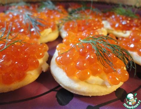 Канапе с красной икрой на домашних сырных крекерах – кулинарный рецепт