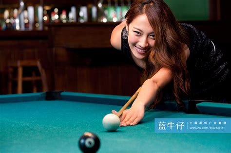 青年女子在酒吧打台球 蓝牛仔影像 中国原创广告影像素材