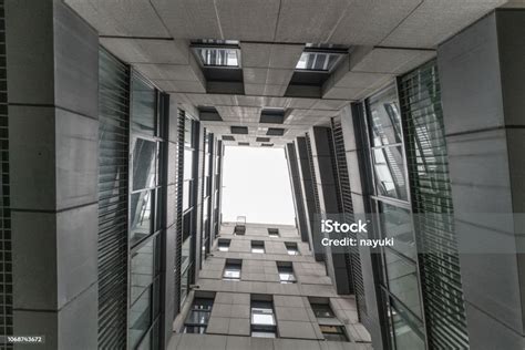 인식할 수 없는 현대 건물의 낮은 각도 보기에서 고층 빌딩 0명에 대한 스톡 사진 및 기타 이미지 0명 강철 건물 외관