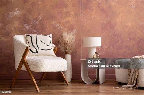 복사 공간 흰색 안락 의자 커피 테이블 램프 말린 꽃병이있는 꽃병 및 개인 액세서리가있는 거실 인테리어의 인테리어 디자인 가정 장식 템플렛 모델하우스 내부에 대한 스톡 사진