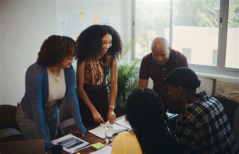비즈니스 회의 투자 전략 또는 회사 재무 계획을위한 문서 컨설팅 또는 비즈니스 사람들 세금 데이터 분석 재무 네트워크 또는 목표 성장에 대한 협업 사고 또는 팀워크 프로젝트