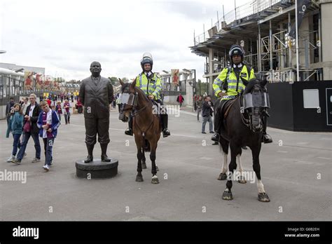 The Herbert Chapman Statue Outside The Emirates Stadium Hi Res Stock