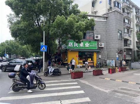 【15图】西湖区小区大门口间转角旺铺 超大展示面 年租金15杭州拱墅拱墅三墩商铺租售生意转让出售 杭州58同城