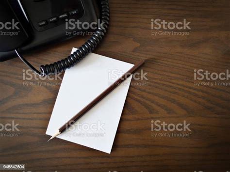하얀 빈 종이 연필 그리고 사무실 공간에 빈티지 갈색 나무 테이블에 전화의 상위 보기 및 복사 공간 게시물 또는 약속 종이 장관 직업 교육 및 비즈니스 개념에 대 한 갈색에