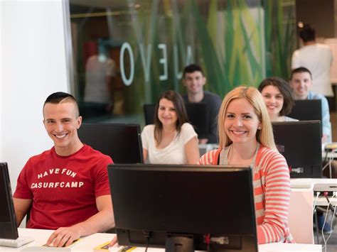 groupe d étudiants en technologie dans la salle de classe de l école de laboratoire informatique