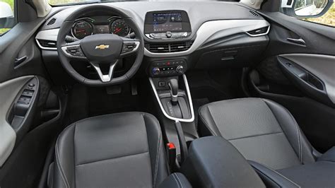 Onix Plus x Hyundai HB S qual é a melhor escolha no duelo de sedãs compactos