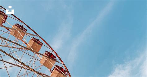 푸른 하늘을 배경으로 빨간 좌석이 있는 관람차 사진 Unsplash의 무료 구름 이미지