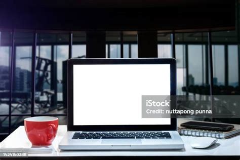 사무실의 테이블에 컵과 노트북 스마트폰 태블릿의 정면 보기 0명에 대한 스톡 사진 및 기타 이미지 0명 가정의 방 개체 그룹 Istock