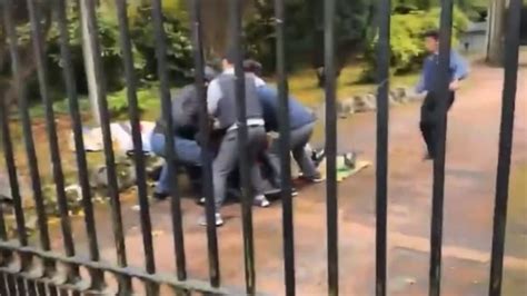 居英港人到曼徹斯特中國領事館抗議爆發衝突｜國際｜商業電台 881903