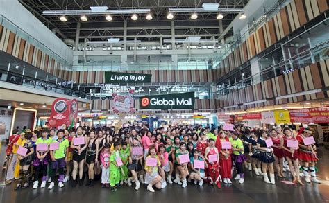 【福爾摩沙時報】高雄市鹽埕區體育會主辦113年運動愛台灣20計劃《母親節贈花青春舞動表演快閃聯誼活動》亮麗吸睛 曾小紋報導