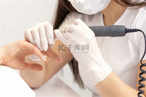 美甲师去除指甲油高清摄影大图 千库网