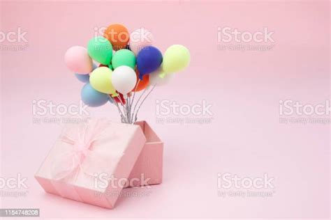 분홍색 배경에 다채로운 풍선 분홍색 선물 상자입니다 최소 홀리 데이 개념입니다 0명에 대한 스톡 사진 및 기타 이미지 0명 구도 금 금속 Istock