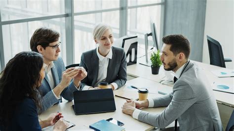 Equipo Empresarial Diverso Colaborando En Una Oficina Moderna Foto