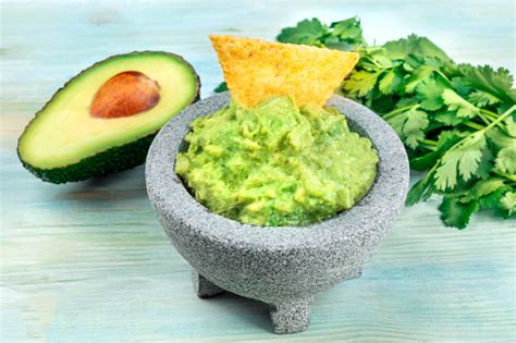 Molcajete 나 쵸 칩 실 란 트와 아보카도 청록색에 전통적인 멕시코 박격포에에서 아보카도 소스의 사진 건강한 식생활에