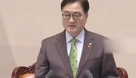 【潇湘晨报】韩国国会通过尹锡悦总统弹劾案，国会现场响起欢呼声粉丝数28832作品数57395 资讯视频 免费在线观看 爱奇艺