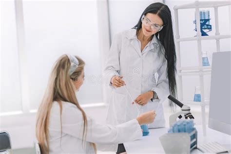Cient Ficos De Las Mujeres Que Conducen La Investigaci N En El