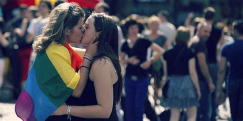 How To Make Sure Your Transgender Partner Feels Comfortable Taylor Sparks Yourtango