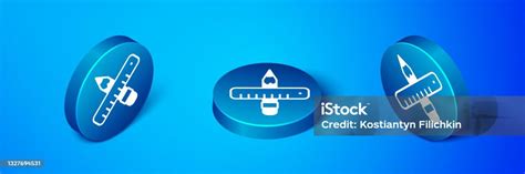 파란색 배경에 격리 된 등색 교차 눈금자와 연필 아이콘 스트레이트 엣지 기호입니다 드로잉 및 교육 도구 파란색 원 버튼입니다