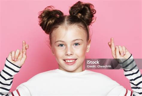 어린 소녀는 미소를 짓고 희망의 상징 인 손가락을 건넜다 8 9 살에 대한 스톡 사진 및 기타 이미지 8 9 살 감정