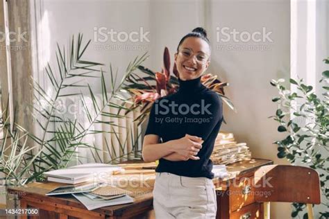 사무실에서 일하는 곳 근처에 서있는 동안 팔 십자가를 지키고 미소 짓는 아름다운 여성 미소에 대한 스톡 사진 및 기타 이미지 미소 백인종 비즈니스 Istock