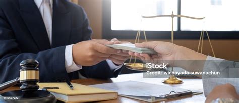 변호사 또는 판사가 뇌물을 받고 있습니다 변호사 사무실의 의뢰인 법정에서 소송의 형태로 이익을 얻기 위해 뇌물을 받기 위해 뇌물 수수 및 부패의 개념 금융에 대한 스톡 사진