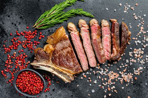 허브와 향신료를 곁들인 구운 카우보이 또는 리비아이 소고기 스테이크 검은 색 배경 위쪽 보기 0명에 대한 스톡 사진 및 기타 이미지 Istock