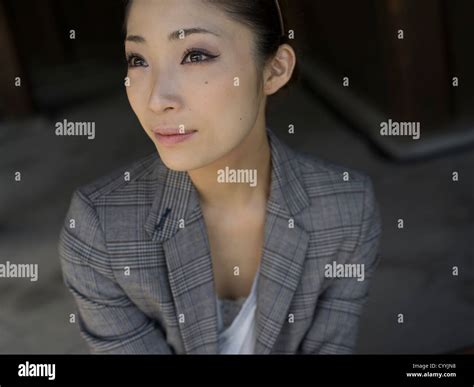 Hermosa Jovencita Japonesa Visitando El Santuario Meiji Jingu Tokio Fotograf A De Stock Alamy