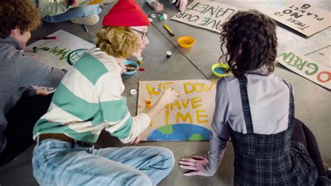 Vídeo Gratis Vista Trasera De Jóvenes Activistas Ambientales Pintando