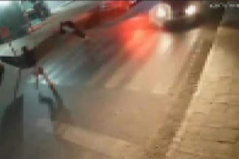 VÍdeo Homem Tenta Golpear Policial Com Facão E Acaba Morto