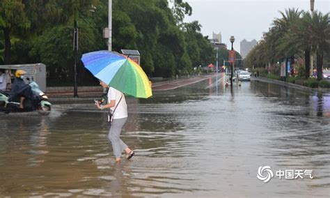 广西田东强降雨引发内涝 民众涉水出行 图片频道