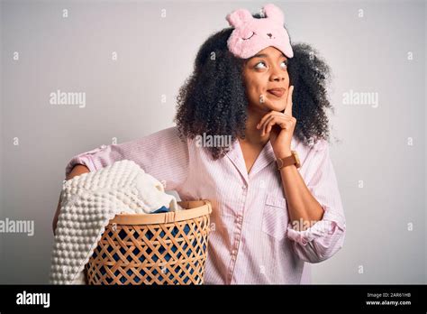 Jeune Afro Américaine Femme Avec Des Cheveux Afro Portant Des Pajjamas